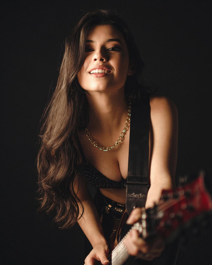 Picture Of Larissa Liveir
