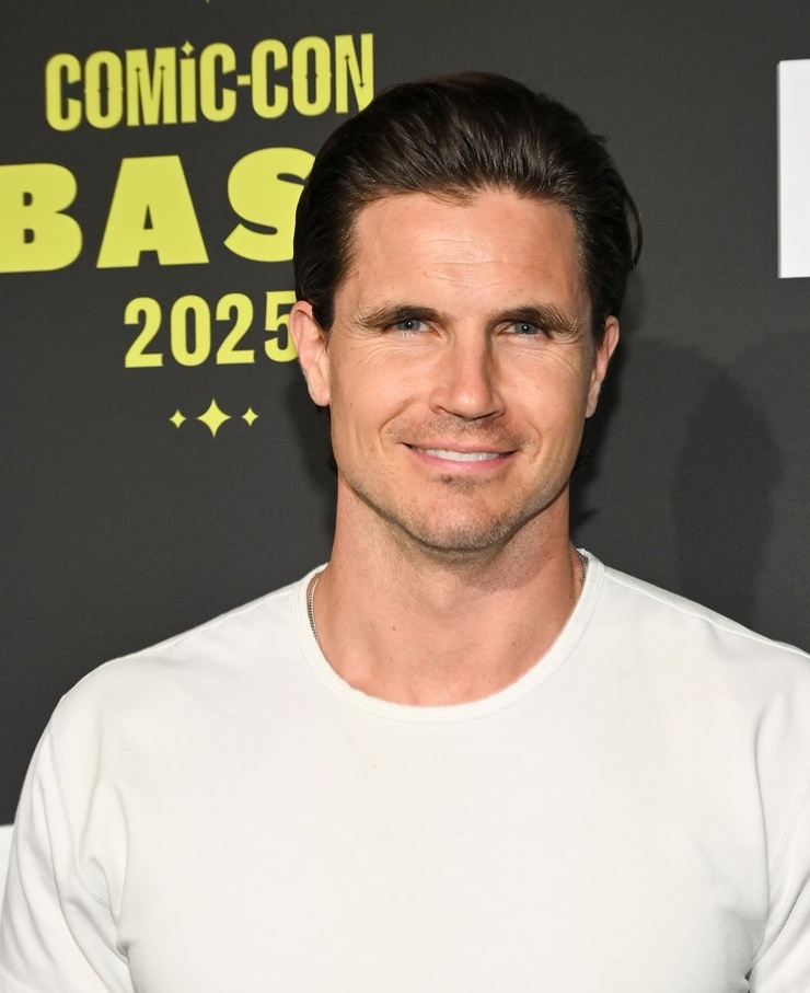 Picture of Robbie Amell