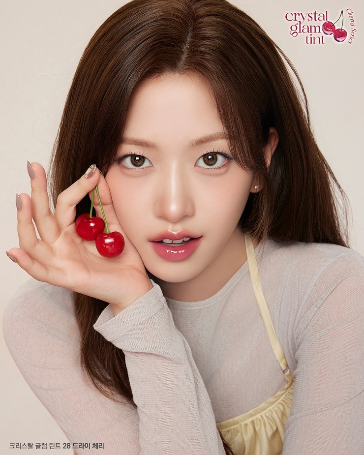 Picture of Ahn Yujin