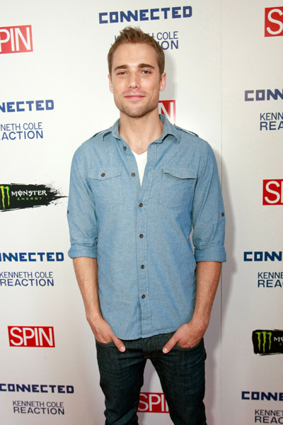 Picture of Dustin Milligan