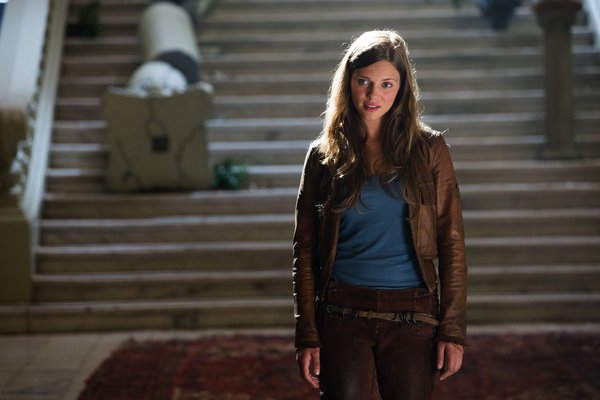 Picture of Tracy Spiridakos