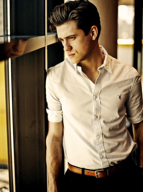 Picture of Aaron Tveit