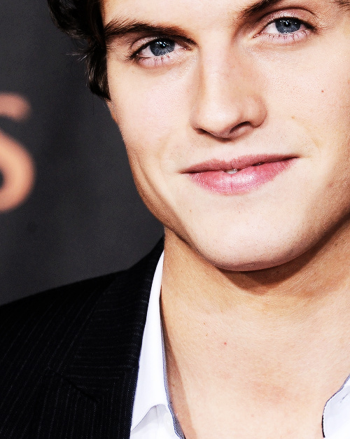 Daniel Sharman picture