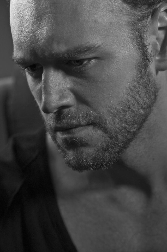 Picture of Elliot Cowan