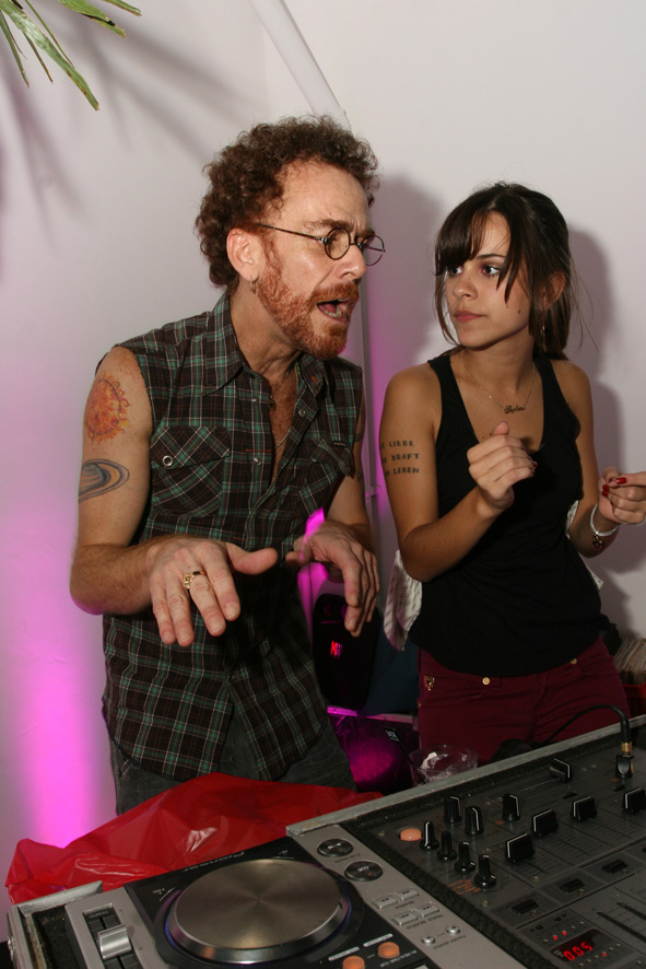 with her father, Nando Reis