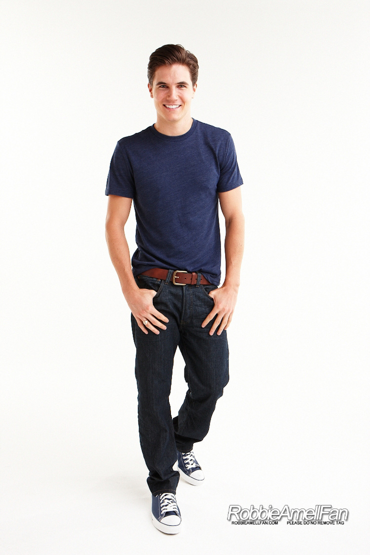 Image of Robbie Amell