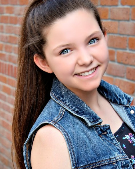 Picture of Chloe Csengery