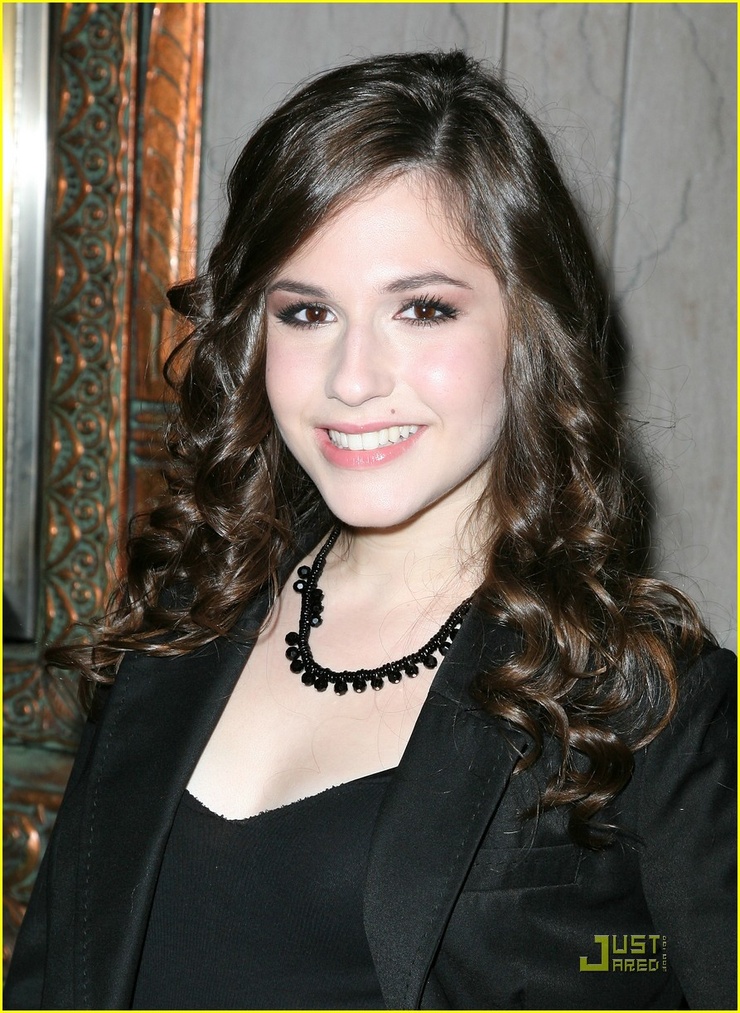 Erin Sanders image