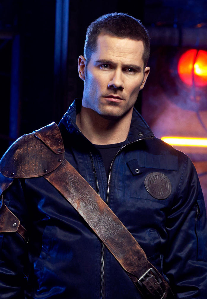 Luke MacFarlane picture