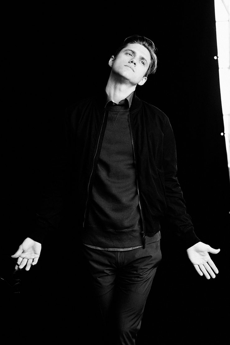 Picture of Aaron Tveit