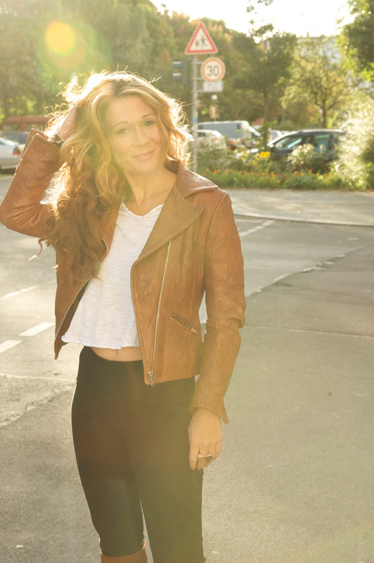 Alexandra Helmig image