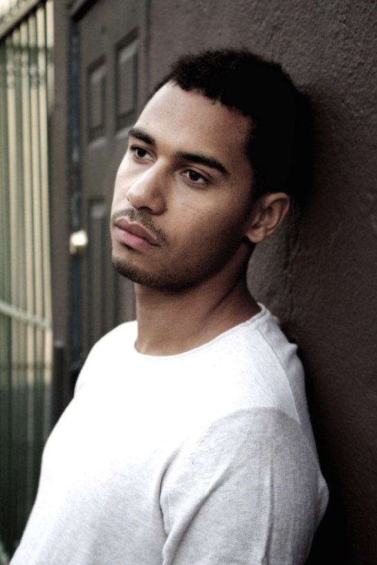 Picture of Elliot Knight