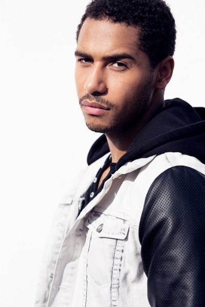 Picture of Elliot Knight