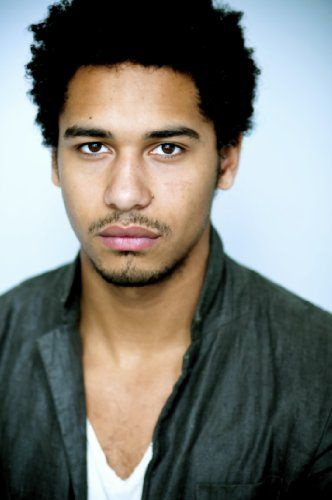 Picture of Elliot Knight