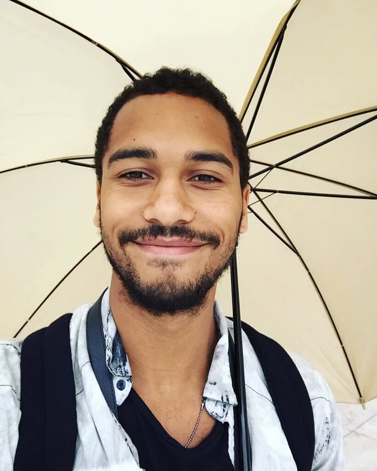 Picture of Elliot Knight